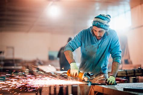 작은 전기 분쇄기를 사용하여 작업장에서 금속 조각을 작업하는 젊은 장인 목공에 대한 스톡 사진 및 기타 이미지 목공 스파크 제조 Istock