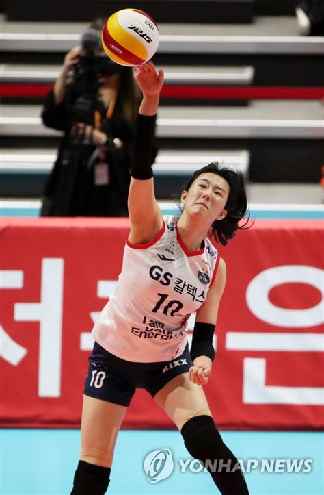 강서브 구사하는 강소휘 연합뉴스