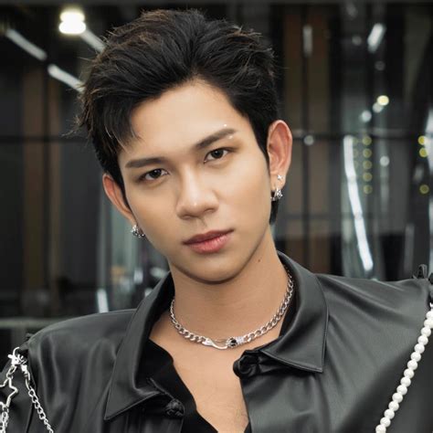 Nattshine Ko သူငယ်ချင်း ၅ ယောက် ဆုံရင် ဒီသီချင်းလေးပဲ ဆို ဖြစ်တယ်ဗျာ အလွမ်းပြေပေါ့ 🤍 စွမ်းထက