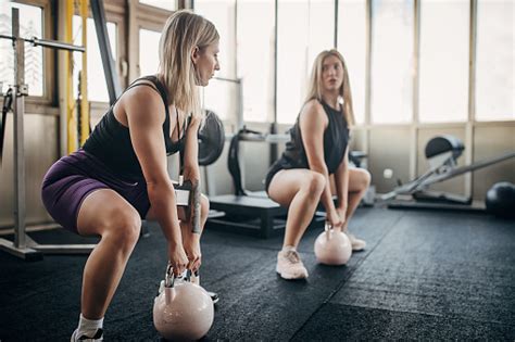 여성 개인 트레이너와 그녀의 여성 연수생 운동 와 케틀벨 18 19세에 대한 스톡 사진 및 기타 이미지 18 19세 2명 30 39세 Istock