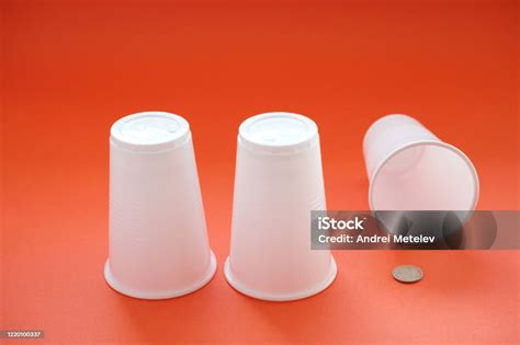 그들 중 하나 아래에 세 개의 플라스틱 직기는 동전입니다 컵에 대한 스톡 사진 및 기타 이미지 컵 3가지 개체 숨음 Istock