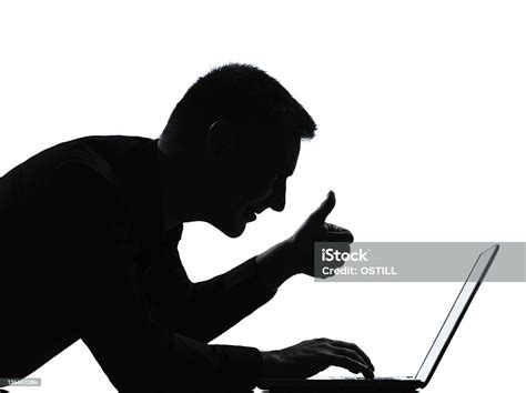 한 명의 사업가 실루엣 컴퓨팅 컴퓨터예요 랩탑형 엄지 바라요 남자 사업가에 대한 스톡 사진 및 기타 이미지 남자 사업가 노트북 사용하기 실루엣 Istock