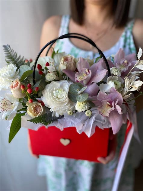 Цветы в сумочке Простые цветочные композиции Небольшие цветочные композиции Цветочные корзины