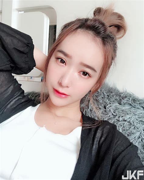 甜美女孩展露性感好身材，「陽光少女」雅涵 Kimi只需一個回眸就讓你戀愛！【ev棋牌】 Ev棋牌