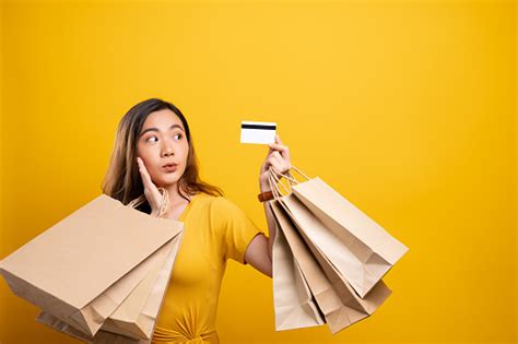 쇼핑백과 신용 카드를 들고 있는 여자의 초상화 배경 위에 고립 가방에 대한 스톡 사진 및 기타 이미지 가방 갈색 개념