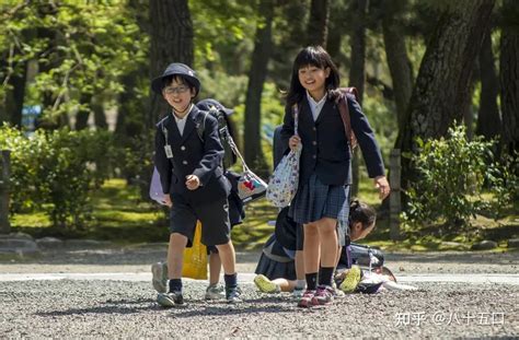 现在小学女生校服都要配白色连裤袜？ 知乎