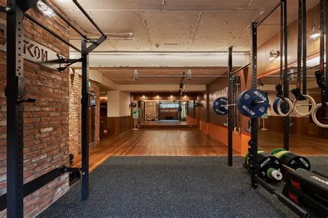 우드톤 빈티지 모던 분위기의 25평 맨몸운동 체육관 인테리어 서초구 서초동