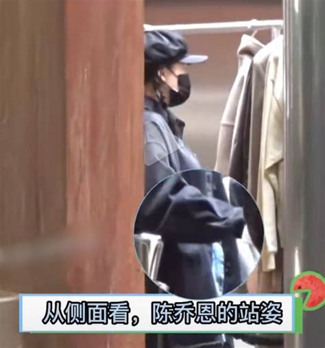 又被传怀孕！陈乔恩逛商场走路很小心，艾伦抚摸妻子小腹十分贴心黑色衣服外套
