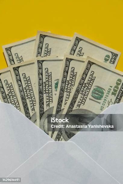 노란색 배경 복사 공간에 봉투에 돈을 저장하는 달러 지폐 소비와 경제 돈을 모은다 팁 비즈니스 금융 저축 은행 및 사람 개념 추가 돈 수동 소득 0명에 대한 스톡 사진 및