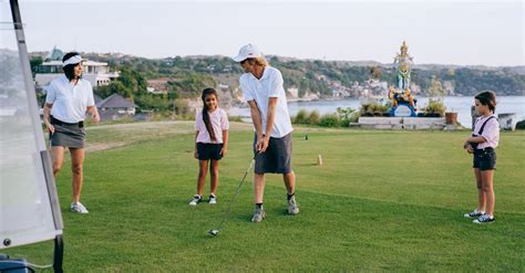 가르치는 가족 건강한 게임 경치 경치가 좋은 골퍼 골프 골프 코스 골프 클럽 기술 남자 녹색 놀이