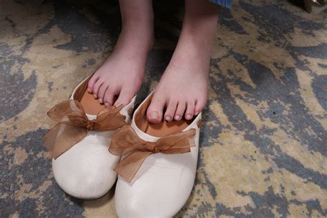 [亚洲美足] No 039 小女生耶思展示她的性感的小脚丫 微圖坊