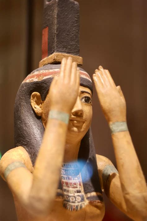 Estatua De Madera Pintada De La Diosa Isis En El Museo Del Louvre
