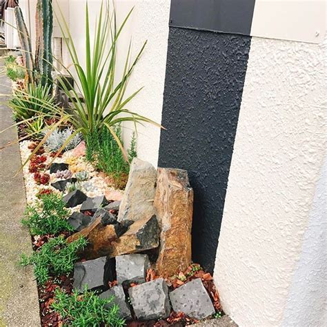 雨☂️の感じも好きです モーニング ランチ ディナー ミル挽きコーヒー 本 笑顔 ハーブティー 薔薇 出汁 肉 魚 野菜 雰囲気 時計 パスタ ワンプレート