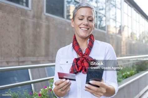 신용 카드와 스마트 폰을 통해 온라인으로 지불하는 쾌활한 여성 35 39세에 대한 스톡 사진 및 기타 이미지 35 39세 구매 금융 Istock