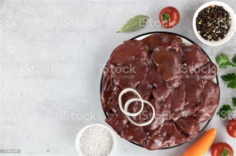 회색 배경에 야채와 향신료를 곁들인 생 닭 간 평면도 공간을 복사합니다 꼬리에 대한 소음 개념 0명에 대한 스톡 사진 및 기타 이미지 Istock