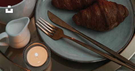 스테인레스 스틸 포크와 나이프 옆에 흰색 세라믹 접시에 얇게 썬 고기 사진 Unsplash의 무료 음식 이미지