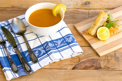 아랍어 수프 흰 그릇 그리고 터키 Pacanga Boregi와 체 다 슬라이스 레몬과 민트 잎으로 장식 가득 찬에 대한 스톡 사진 및 기타 이미지 Istock