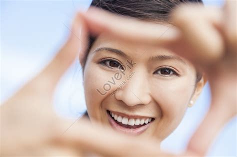 아름 다운 젊은 중국 아시아 여자 미소 사진 무료 다운로드 Lovepik