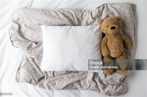 흰색 배경과 아이의 테디 보육 베개 모형과 회색 패턴 이불에 누워 빈 흰색 사각형 쿠션 0명에 대한 스톡 사진 및 기타 이미지 0명 공란 깨끗한 Istock
