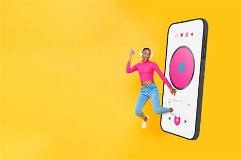 화려한 노란색 배경에 고립 된 스마트 폰에서 응용 프로그램에서 음악에 헤드폰 목록을 착용 점프 행복 한 활기찬 아프리카 계