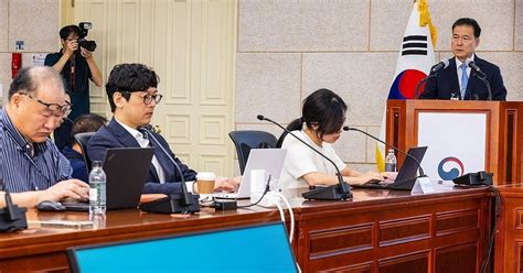 취재진 질문에 답하는 김영호 통일부 장관