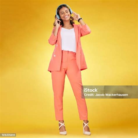 행복한 여자 헤드폰 패션을 위한 스튜디오의 음악 팟캐스트 듣기 또는 노란색 배경의 구독 인도 모델 스타일 및 오디오 듣기 오디오 스트리밍 사운드 또는 라디오 미디어 기술