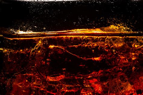 어두운 배경에 얼음 스플래시와 청량 음료 유리 콜라 유리를 축 하 파티 컨셉 콜라에 대한 스톡 사진 및 기타 이미지 콜라 따르기 배경 주제 Istock