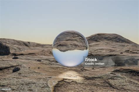 큰 빈 사막 환경에서 공중에 떠 있는 단일 유리 구체 공 추상적 인 초현실적 인 개념 3d 일러스트레이션 구에 대한 스톡 사진