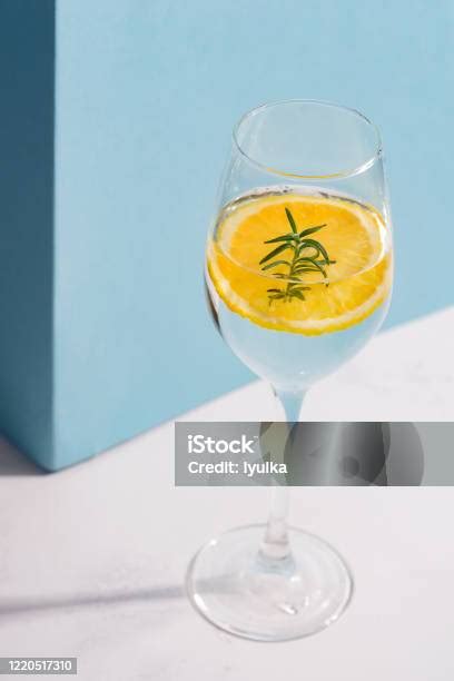 파스텔 블루 벽에 그림자와 흰색 테이블에 레몬 슬라이스와 유리에 여름 수제 차가운 칵테일 0명에 대한 스톡 사진 및 기타 이미지 0명 과일 광물질 Istock