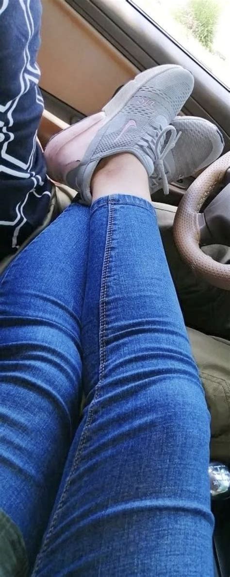 پاهای ناز عشق زیبام کامنت بذارین و عکس کیرای خوشگلتونو براش بفرستین