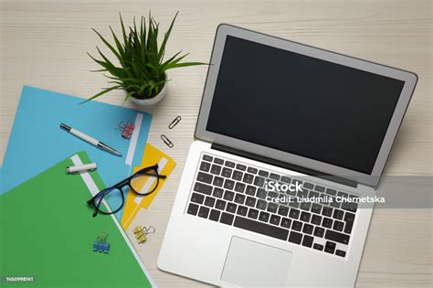 현대 노트북 안경 및 사무실 문구는 흰색 나무 테이블 평평한 누워 원격 교육 0명에 대한 스톡 사진 및 기타 이미지 0명 공란 교실 Istock