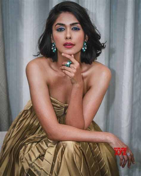 Actress Mrunal Thakur Sexy Stills From Gold Awards Social News Xyz