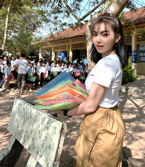 ប្រពៃណាស់ ថុល សុភិទិ និងគូស្នេហ៍ ចែកអំណោយសិស្សសាលា យ៉ាងច្រេីន Khmerload Cambodia Latest News