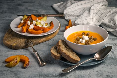 신선한 홋카이도 호박 크림 수프 빵의 조각 소박한 배경에 Pumkpin 감자와 염소 치즈를 구운의 클로즈업 0명에 대한 스톡 사진 및 기타 이미지 Istock