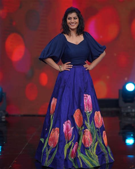 என்ன கன்றாவி டிரஸ் இது தாய்லாந்து கடற்கரையில் ஹாயாக காத்து வாங்கும் நடிகை வரலட்சுமி ஹாட்