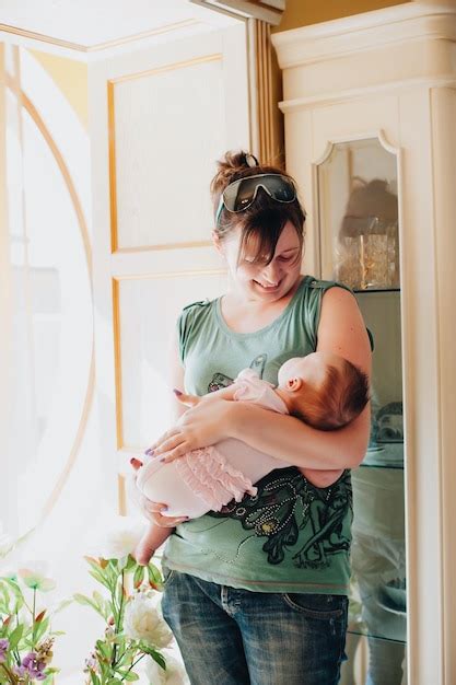 Madre Sonriente Llevando A Su Hija Mientras Est En Casa Foto Premium