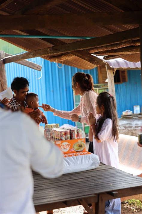 ចាស្មីន កូនស្រីច្បងអ្នកឧកញ៉ា ឡេង ណាវ៉ាត្រា បន្តចុះតាមខ្នងផ្ទះធ្វើសប្បុរសធម៌ជាមួយម្ដាយដូចភ្លៀងរលឹម