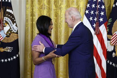 Mindy Kaling Receives National Medal Of Arts At White House Ps Celebrity