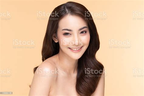 깨끗하고 신선한 피부행복과 긍정적인 감성으로 명랑한 아름다운 아시아 여성의 측면 보기 베이지 색 배경 뷰티 및 화장품 컨셉에 고립 20 24세에 대한 스톡 사진 및 기타