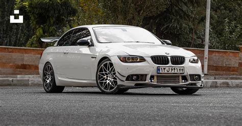 나무를 배경으로 거리에 주차된 흰색 스포츠카 사진 Unsplash의 무료 테헤란 이미지