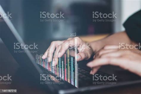 디지털 증강 현실 그래픽에 의한 사업가 기술 개념 긍정적 인 지표와 2023 년 성장하는 비즈니스 사업가는 장기 투자를위한 재무 데이터를 계산합니다 2022년에 대한 스톡