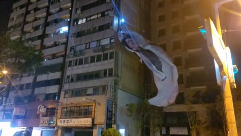軒嵐諾未到強風狂吹！ 台中路樹倒塌、機車倒一排