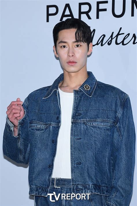 [t포토] 이재욱 무심한 듯 다정한 하트 네이트 연예