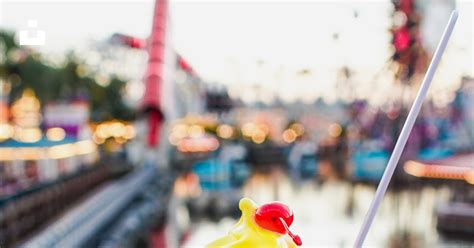 파란 원뿔 노란 아이스크림 클로즈업 사진을 들고 있는 사람 사진 Unsplash의 무료 크림 이미지