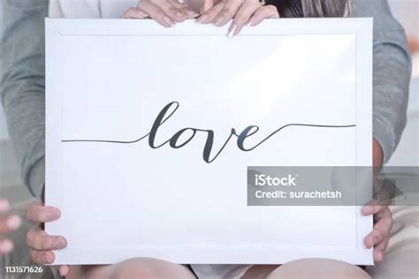 흰색 프레임과 배경에 사랑 편지 뒤에 신부와 신랑에 의해 개최 개념에 대한 스톡 사진 및 기타 이미지 개념 개념과 주제 남자 Istock