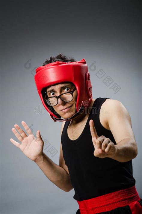 滑稽的拳击手戴着红手套 包图企业站