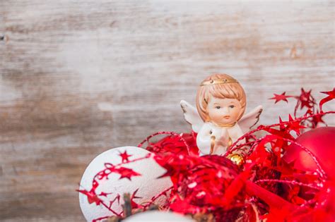 크리스마스 카드와 새 해 장식 천사 별 나무 배경에 소나무 Conesdecor 선택적 초점입니다 크리스마스와 새 해 개념입니다 행복 한 새 해 구성입니다 공간에 복사 합니다