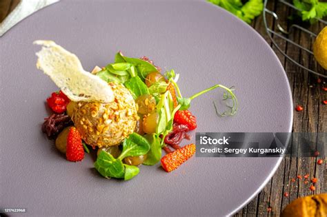 소박한 나무 배경 상단과 측면 고기 전채 고기 파테 공의 형태로 딸기 크루통 0명에 대한 스톡 사진 및 기타 이미지 0명 고기 돼지고기 Istock