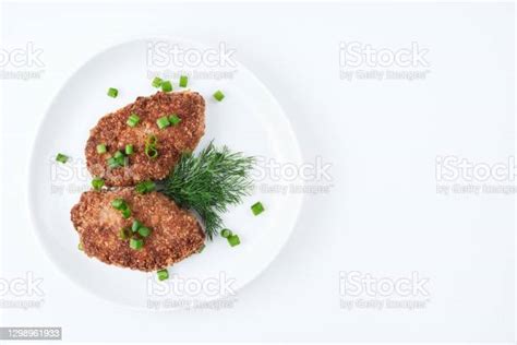 부드러운 배경에 흰색 접시에 파와 딜을 뿌린 두 개의 육즙이 많은 커틀릿 접시에 대한 스톡 사진 및 기타 이미지 접시 하이 앵글 햄버거 류 Istock