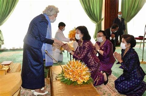 សម្តេចព្រះមហាក្សត្រី ប្រទានព្រះរាជសារថ្លែងអំណរគុណ លោកជំទាវ ខៀវ ទេពរង្ស៊ី កាញារីទ្ធ